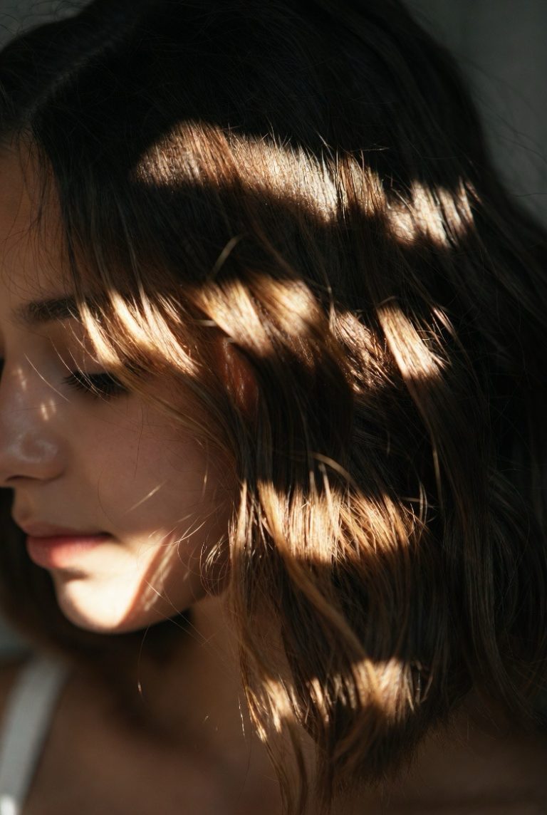 13 Natural Sunlit Highlight Ideas for a Soft, Lived-In Hair Glow ...