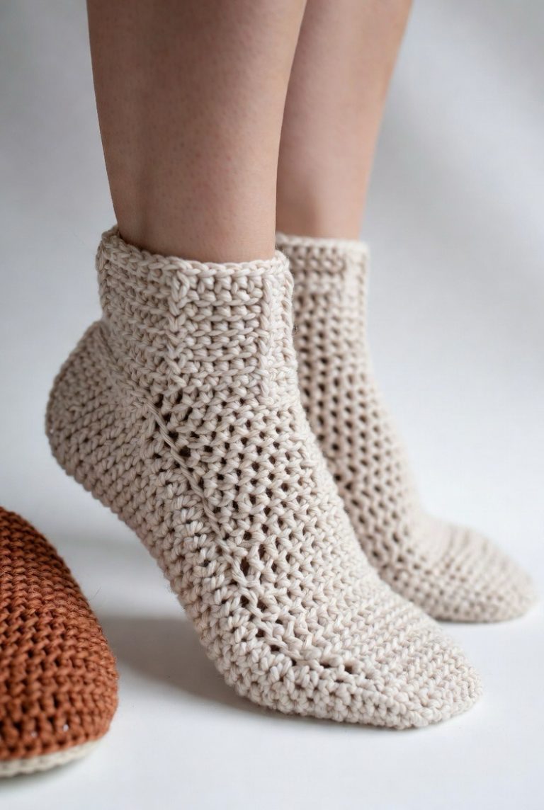 16 Cozy Crochet Socks & Slippers Inspirations to Keep Your Feet Warm ...